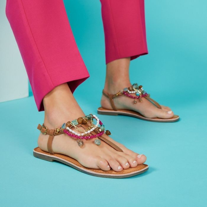 Sandalias planas con pedrería ideales para el día a día Más modelos en ...